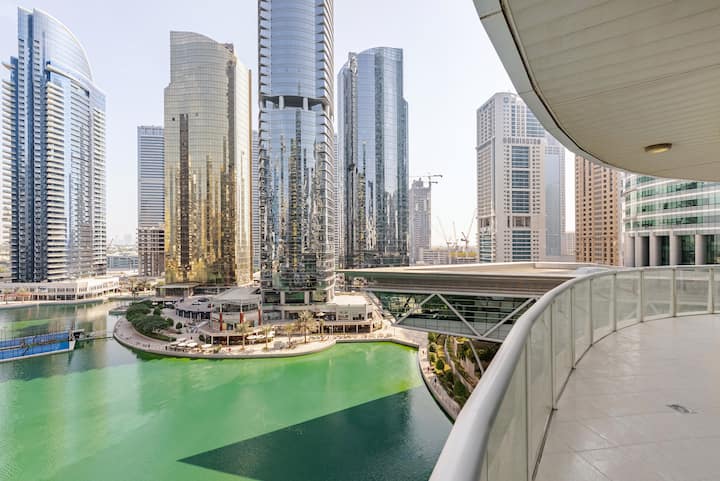 Stunning Skyline Lake View Modern Cozy Apartment - Dubai