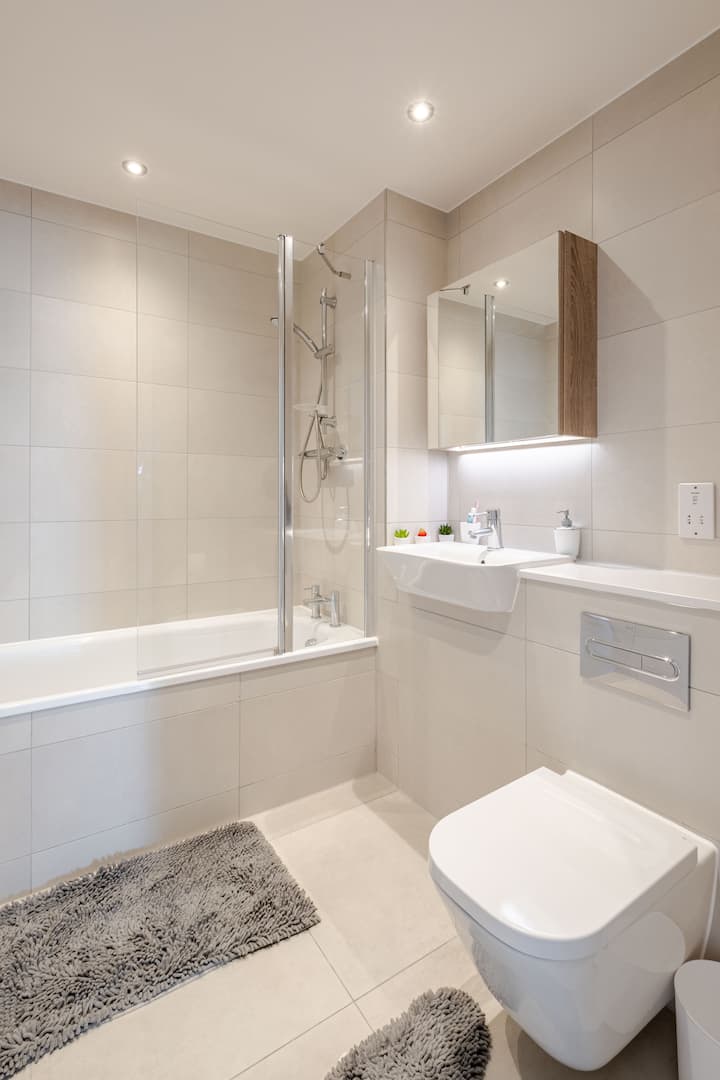 2-bed W/ City Views | Near Landmarks, Shops & Tube - Barking
