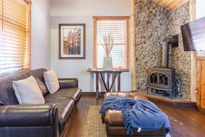 Quaint Cozy Cabin
Pet Friendly | Gas Fireplace - South Lake Tahoe, CA