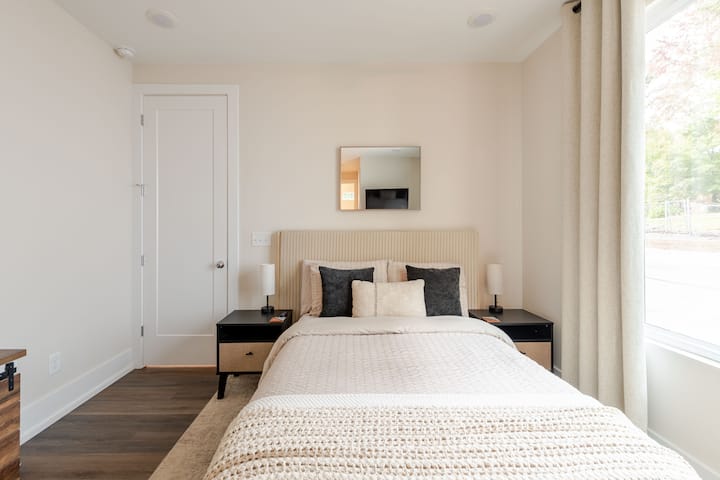 Luxury Modern Suite: Tv, Coffee & No Cleaning Fees - 德罕