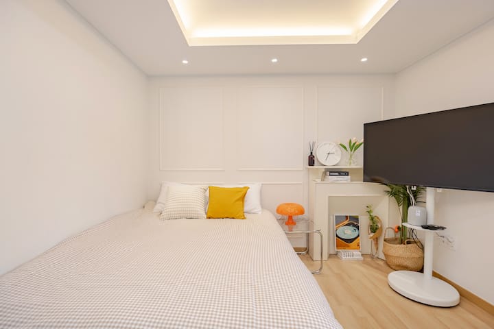 홍대입구역8분,난방,명동,서울역,신축,엘베o,bts패스,시네마룸,무료주차,짐보관 - Seoul