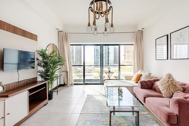 Magnificent Lake & Skyline View Cozy Spacious Aprt - Dubai