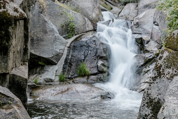 Yosemite Waterfall Retreat: Modern & Scenic - Oakhurst, CA