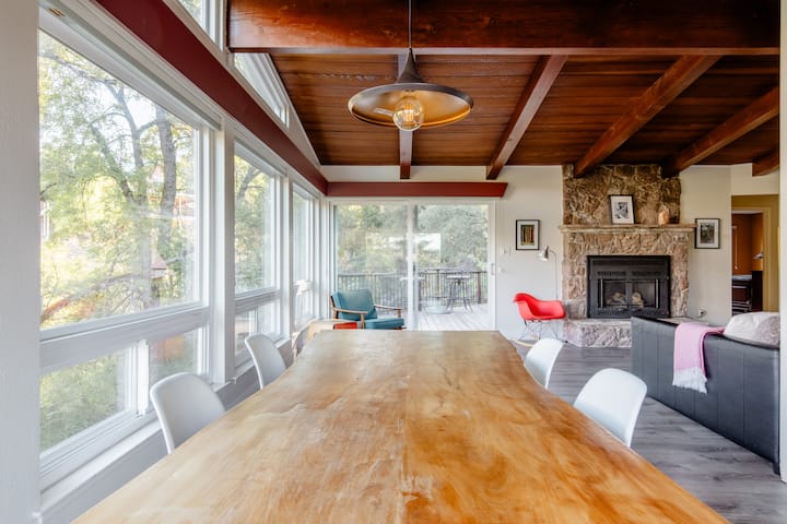 Yosemite Waterfall Retreat: Modern & Scenic - Oakhurst