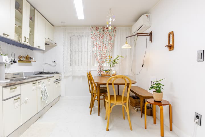 [합법숙소]홍대입구역  합정역 공항버스직행 2room/3beds/무료주차/한강공원1분 - 하안3동