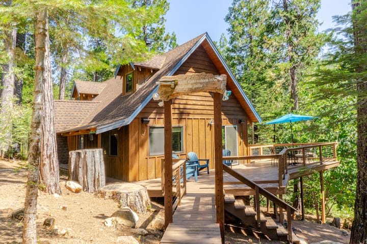 Cozy Cabin 3 Br | 5 Beds | Pool | Lakes - Arnold, CA