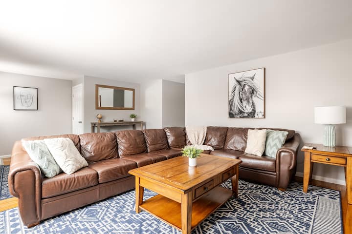 New Spacious Spotless Waltham 3 Bed Condo - Weston, MA