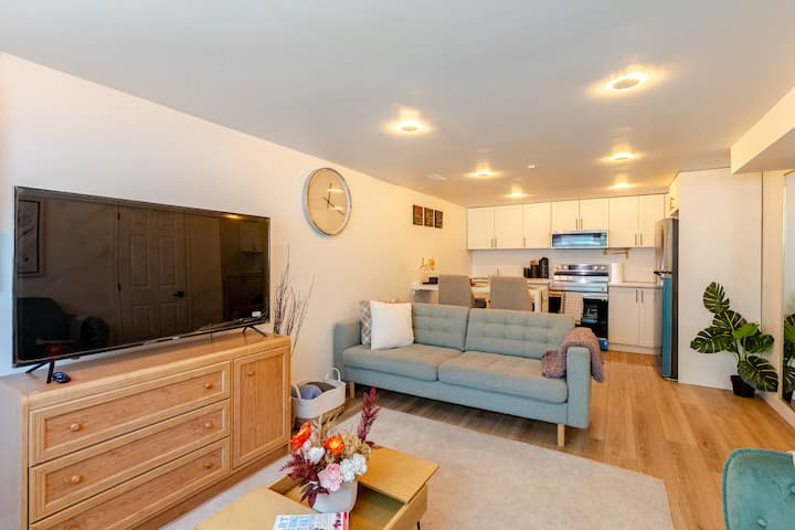 New Chic 1-bed Retreat, Sleeps 4 - Chicopee