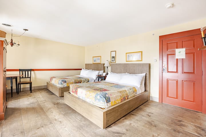 Artists Colony Inn / Deluxe Double Queen - Nashville, IN