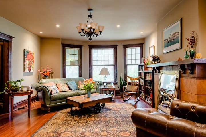 Big Comfy Room In Hip West Village - Detroit, MI