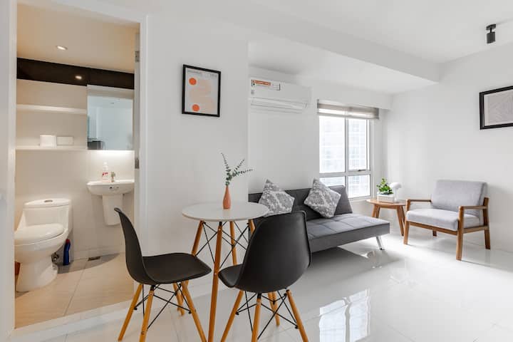 2br  Luxe Manila Golfview Loft Bgc Clean And Homey - Taguig