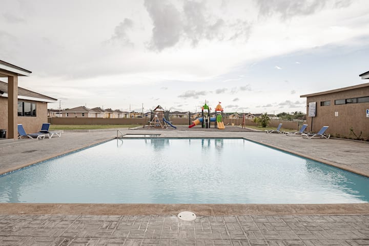 Breezy Bungalow | Gated 2br W/ Pool, Gym + Wifi - Jamaica