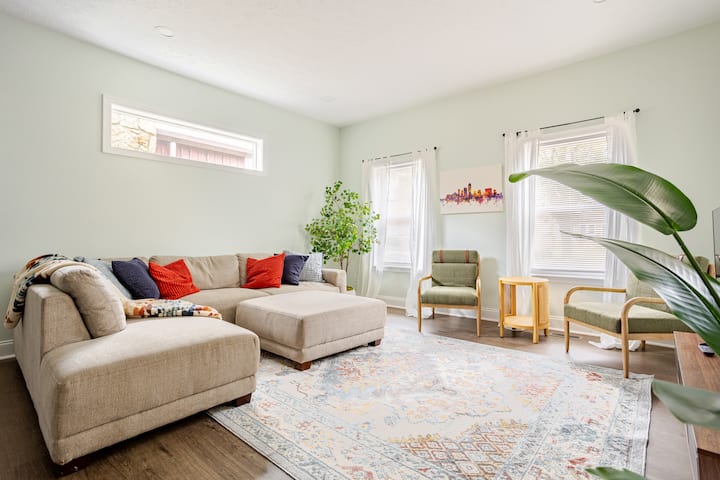 Stylish Hideout W/patio & King Bed | Walkable Dt - Indianapolis, IN