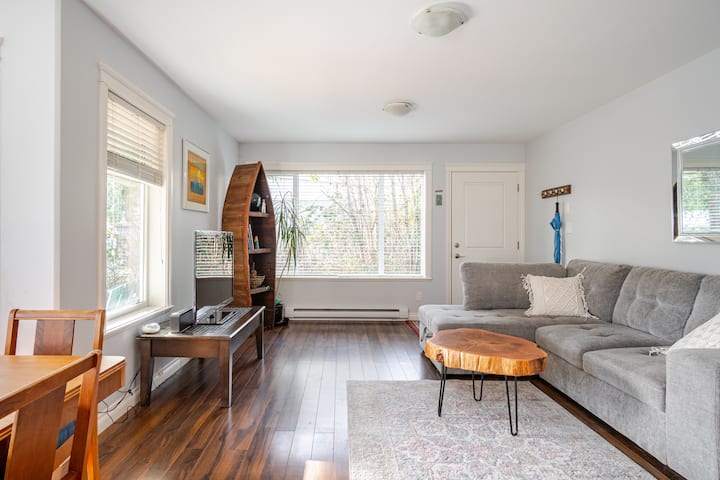 The Helm At Sea's Edge - Saanich