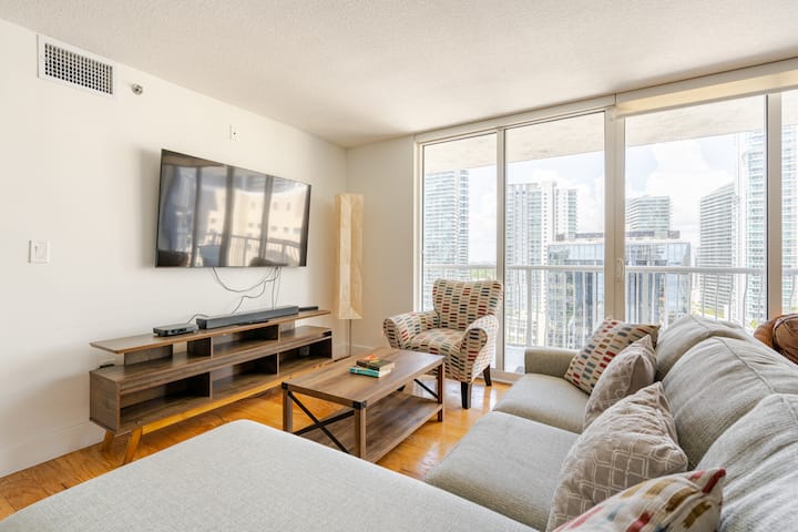 Spacious Apartment In Central Brickell - Miami, FL