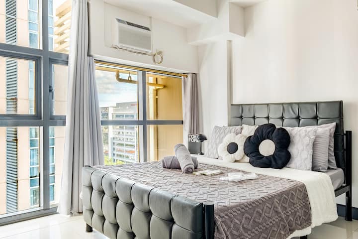 Monochrome Minimalist Unit In Mckinley Hill Bgc - Taguig