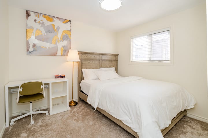 Amazing Bedroom In A Serene Area - Toronto