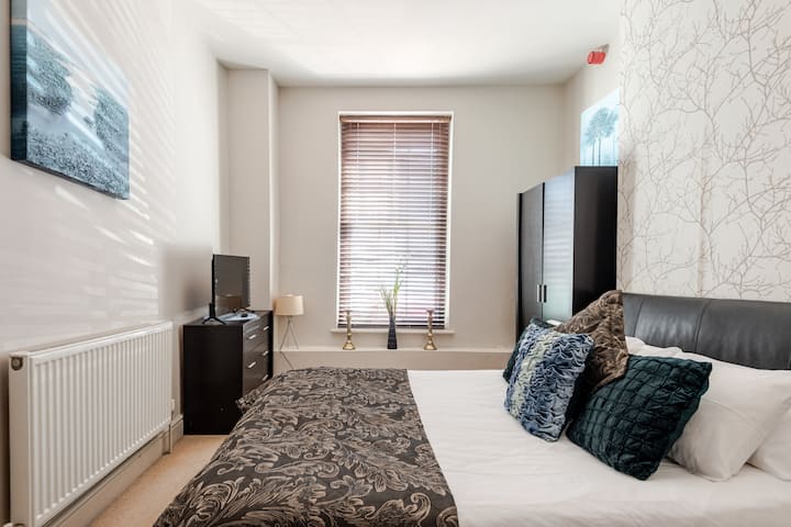Apartment In The Heart Of Cheltenham/ Parking - コッツウォルズ