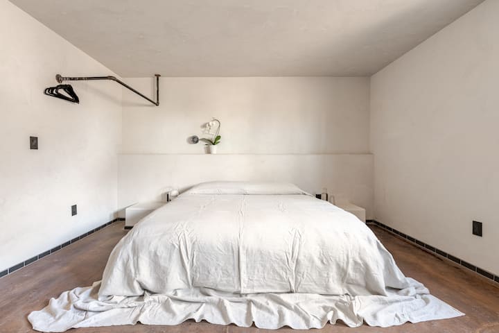 Spacetime- King Bed/bath + Camp Spot Wetrock - Moab, UT