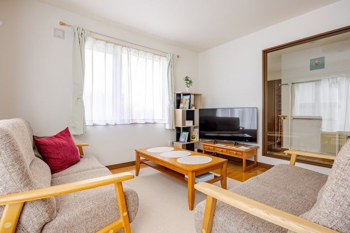 札幌中心部まで10分|駅徒歩2分の一軒家|2ldk・無料駐車場・コンビニ前 ・禁煙|全室エアコン完備 - Sapporo