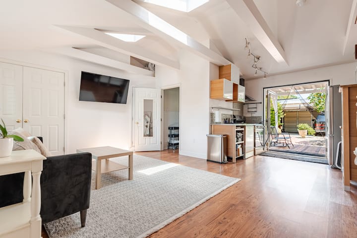 Airy Bungalow Guest House - Tarzana - Los Angeles