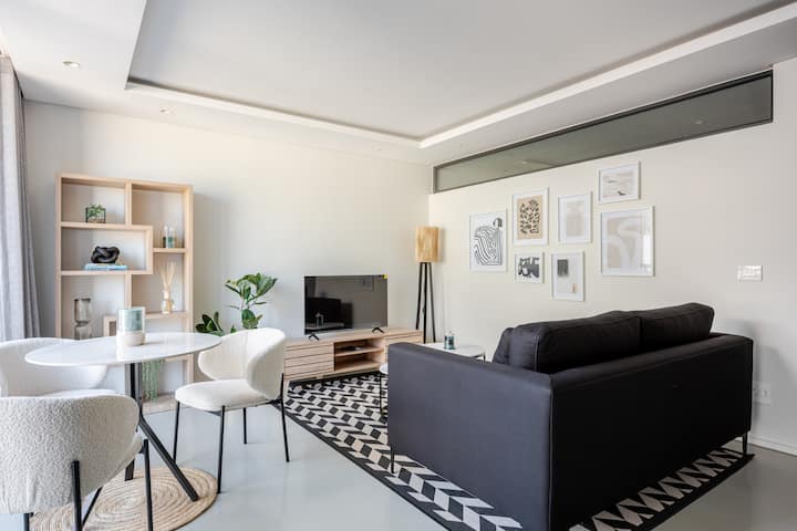 Stylish City Flat, Balcony & Mountain View - Kaapstad