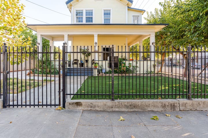 Bright & Cozy Victorian Home - Stockton, CA