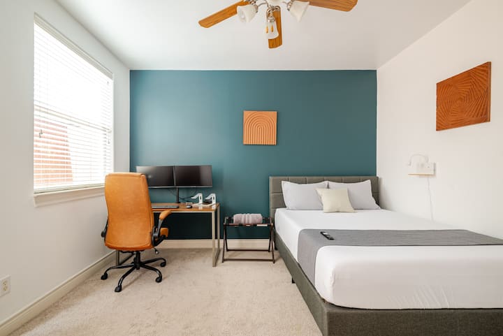 Business Travel • 2 Monitor Desk •Private Entrance - Houston, TX