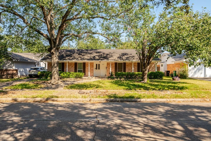 Playful & Cozy Private Room With A Unique Glow - Stafford, TX
