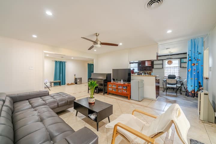 Playful & Cozy Private Room With A Unique Glow - Houston, TX