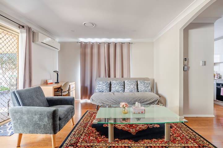Private And Convenient Duplex Direct Bus To City - Sydney