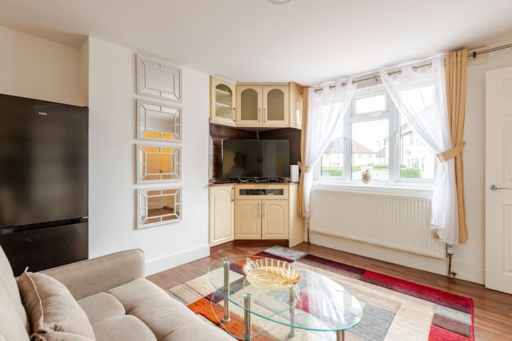 Modern 2-bed Flat: Ensuites & Free Parking - Harrow