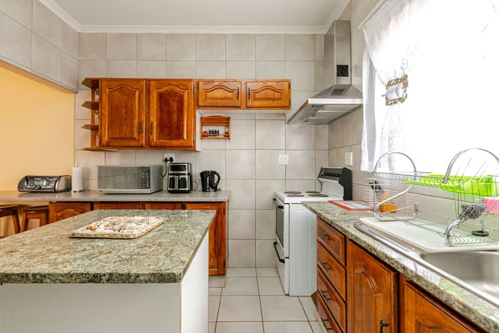 Business Friendly 2br Cottage Near Or Tambo Quiet - Kempton Park