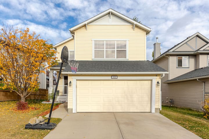 Bright Haven: Airdrie Cozy Basement Suite - Airdrie