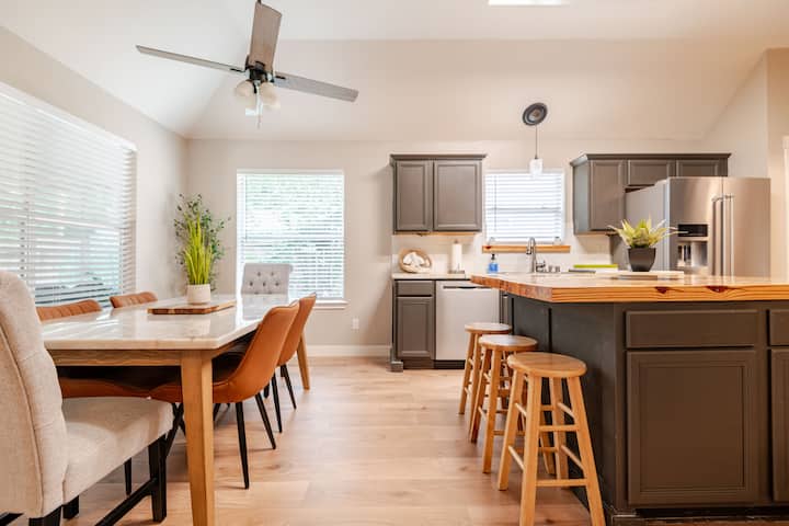 Near Woodlands | King Bed | Coffee Bar |  Fire Pit - The Woodlands, TX