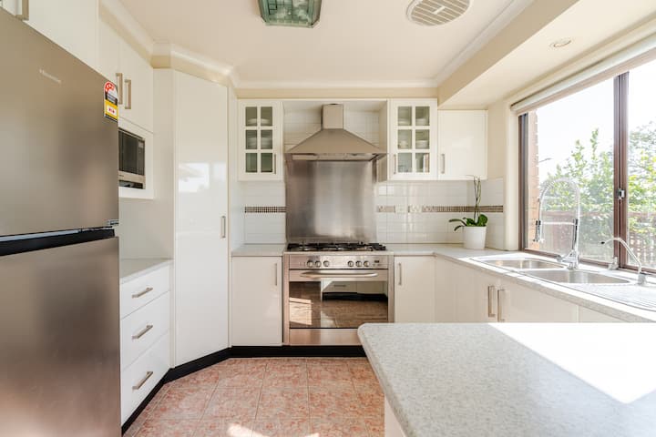 Beautiful  And  Colourful House With Parking - Blacktown