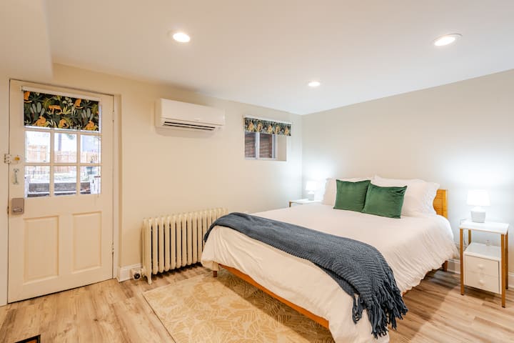 Sunny Studio By The Zoo - Washington, D.C.