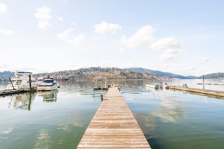 Sea Coast Inn Licensed Waterfront  Suite - Port Moody