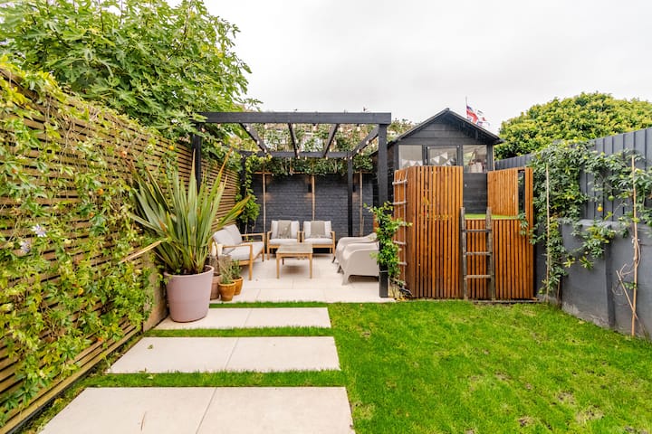 Peaceful Getaway - 10 Minutes’ Walk To The Beach. - Brighton Marina