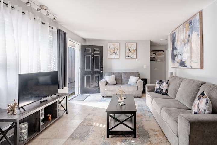 Trendy 2 Bedroom Oasis With Ac, Tv's In The Rooms - 奧林匹亞
