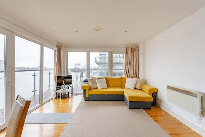 Amazing River View With Balcony, Parking, Sleeps 5 - Woolwich