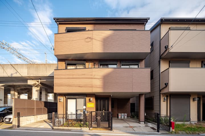 難波まで約6分！最寄り駅は関西空港から電車で一本！駐車場2台の３階建て一軒家！ - Osaka