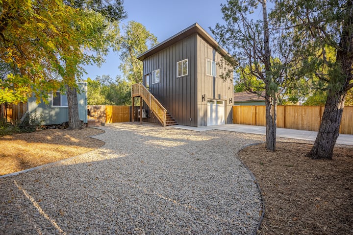 Private 1br Artist Loft ~ Garage ~ Ev Charger - Manitou Springs, CO