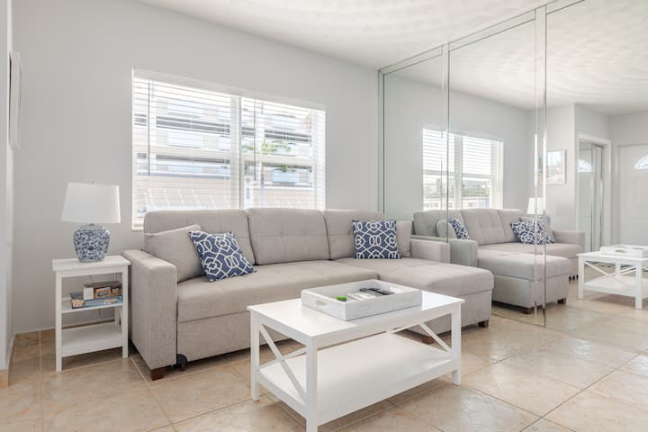 1/1 Corner Suite-bright, Renovated, Walk To Beach - Deerfield Beach, FL