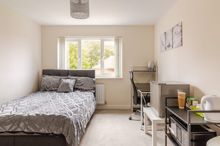Large Room & Ensuite Near Great Western Hospital - スウィンドン