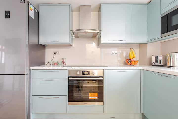M25 - University - Hatfield 4 Bed House Driveway - Hertfordshire