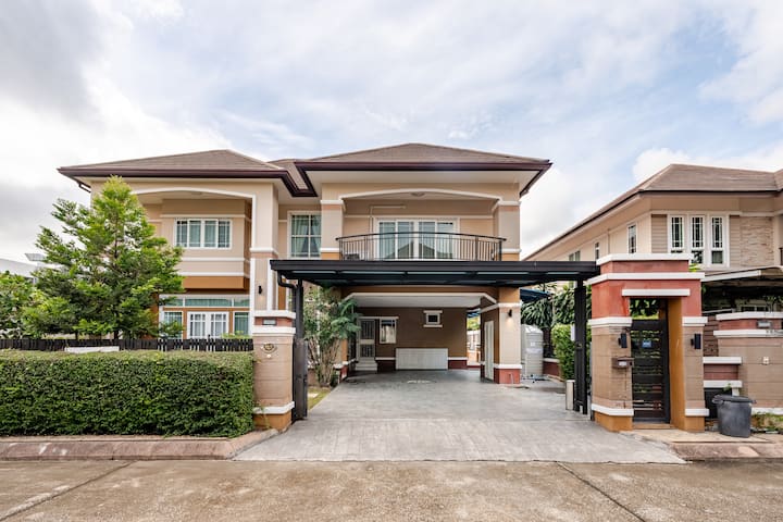 치앙마이 럭셔리 풀빌라: 4침실 5욕실, 5x15m 개인 수영장, 공항 및 올드타운 5분 - Chiang Mai, Thailand