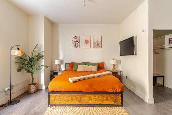 Boho Retreat • King Bed • Walk Downtown + U Of A - Tucson, AZ