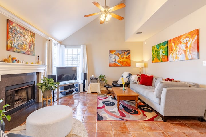 Luxurious Artistic Retreat Near Downtown Roundrock - Round Rock, TX