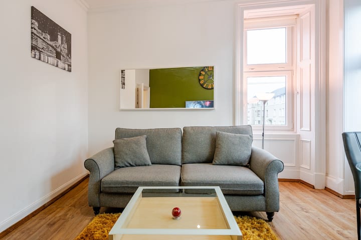 Newly Furnished Flat 4 Minutes Walk To Metro. - Glasgow